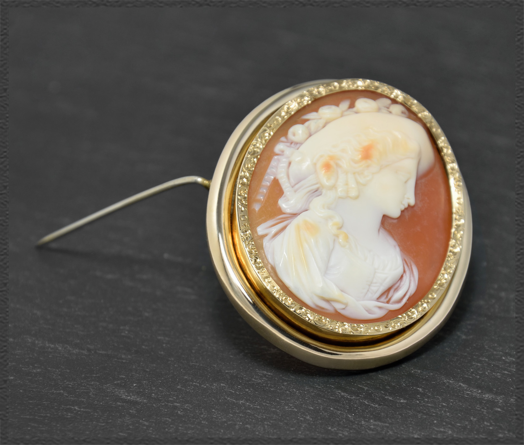 Antike Brosche mit Gemme (35x29mm), 333 Gold - Brillant-Gold