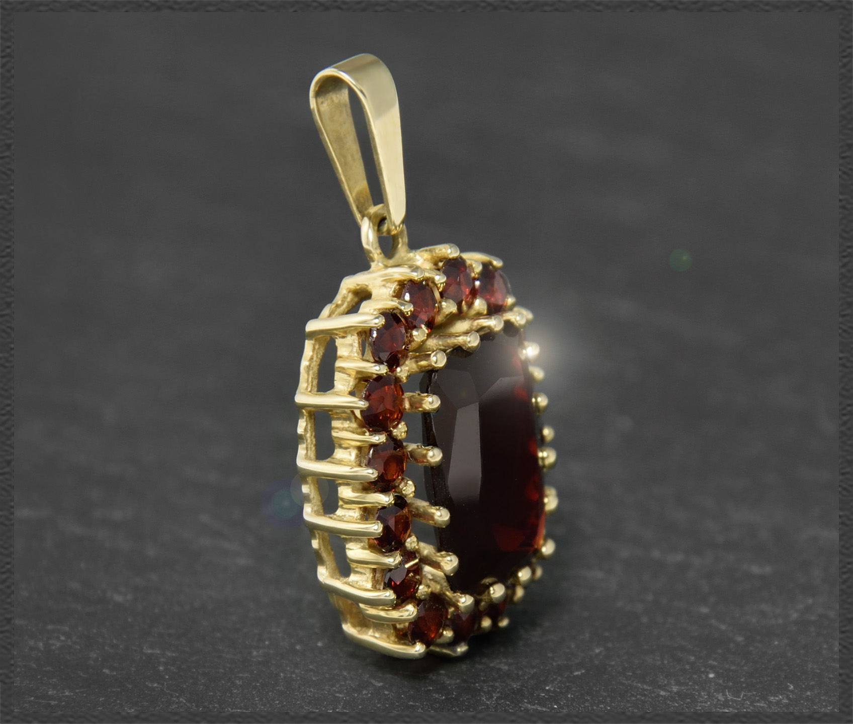 Schande Negativ Eintritt anhänger granat gold getrennt Platz Straßenhaus